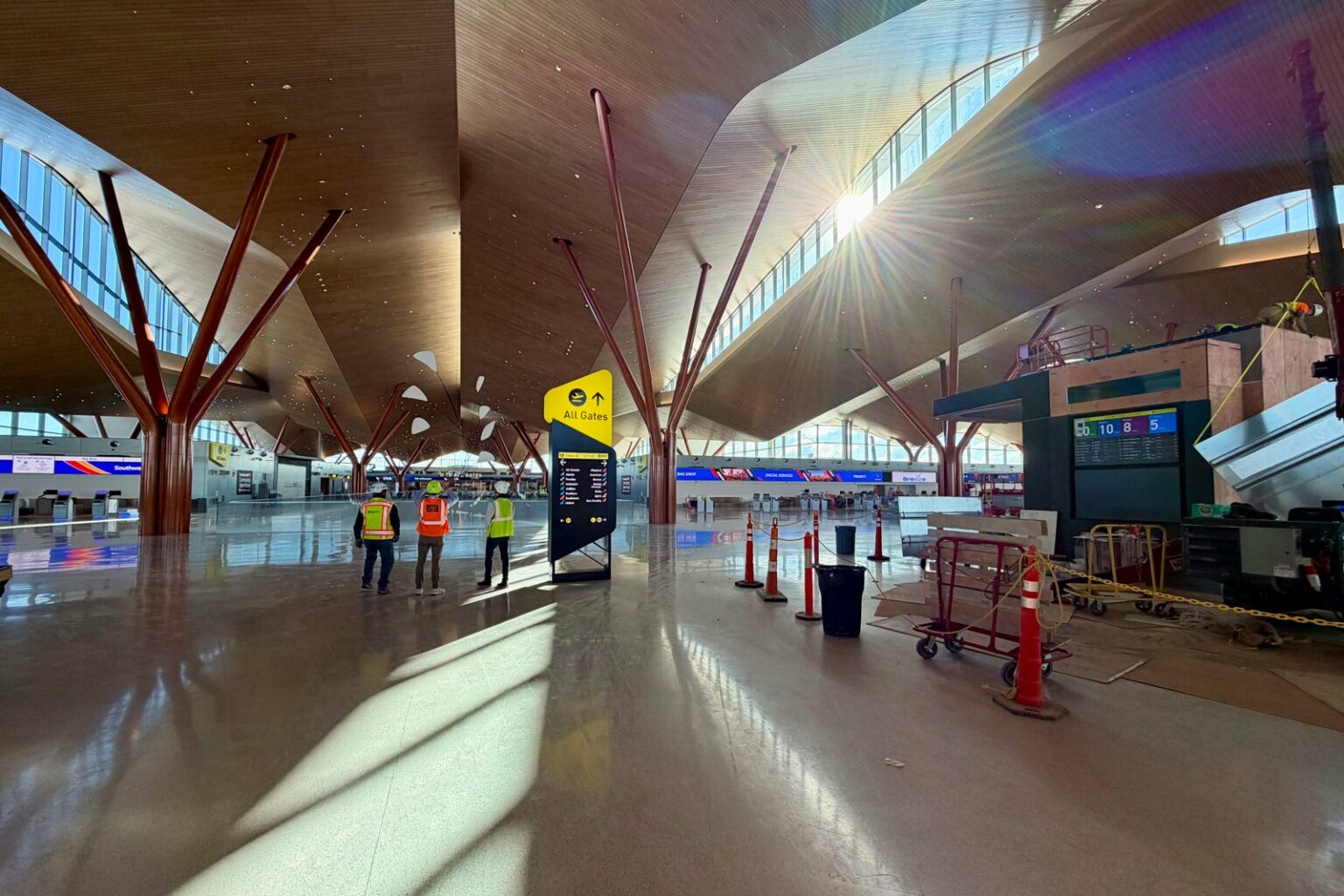 Pittsburgh’s sleek $1.7B new terminal directs flyers with futuristic ...
